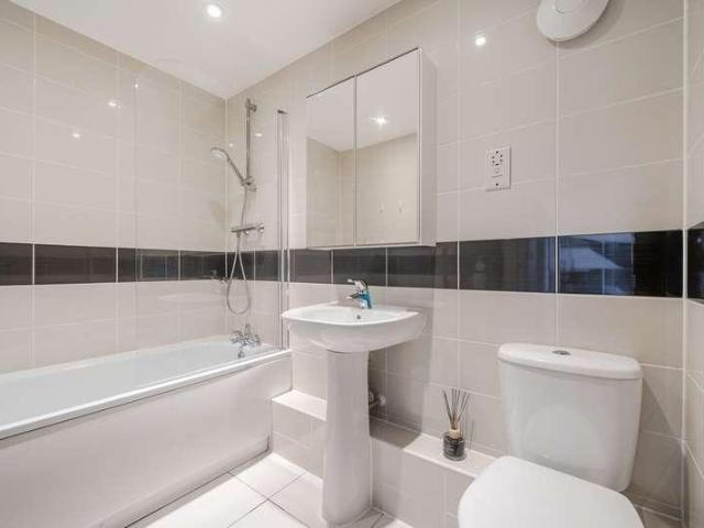2 bed flat for sale