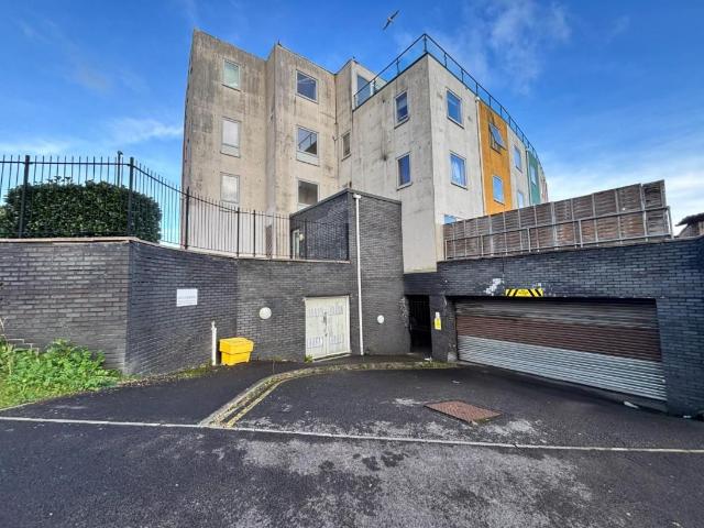 2 bed flat for sale