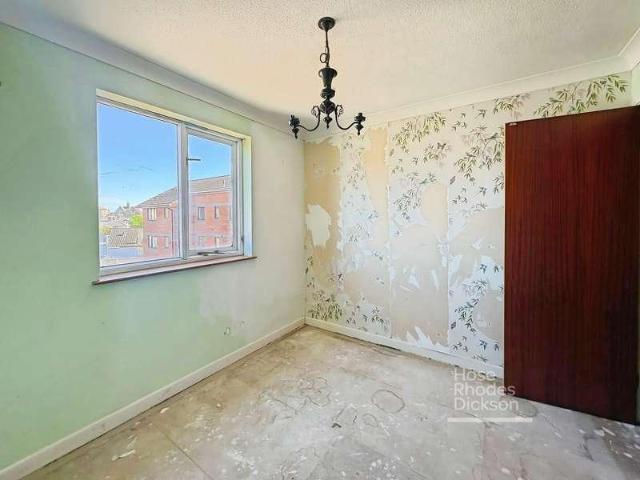 2 bed flat for sale