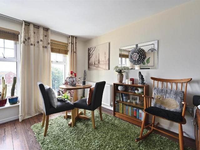 2 bed flat for sale