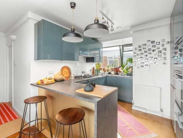 2 bed flat for sale