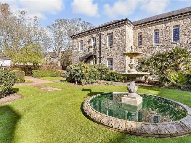 2 bed flat for sale
