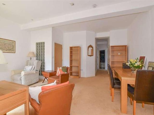 2 bed flat for sale