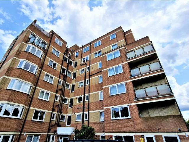 2 bed flat for sale