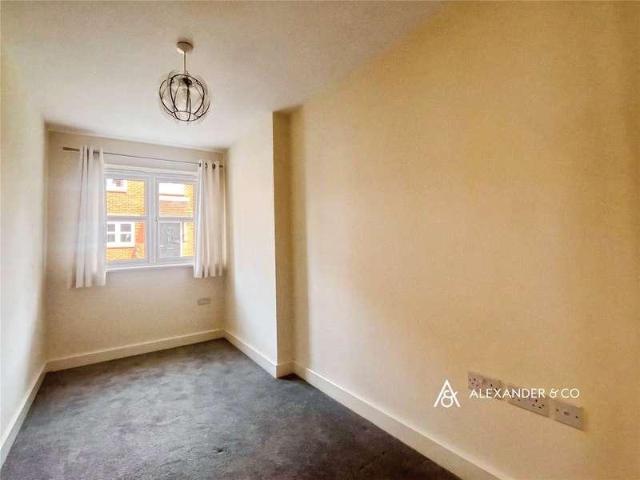 2 bed flat for sale