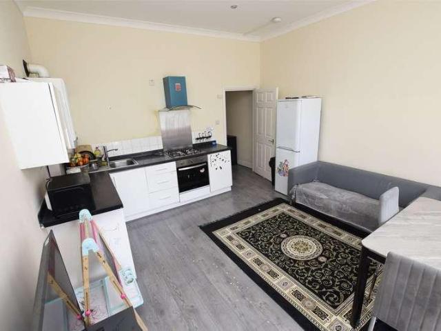 2 bed flat for sale