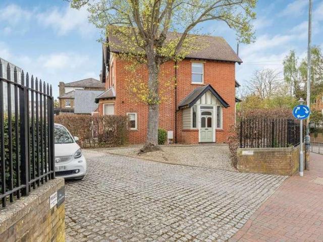 2 bed flat for sale