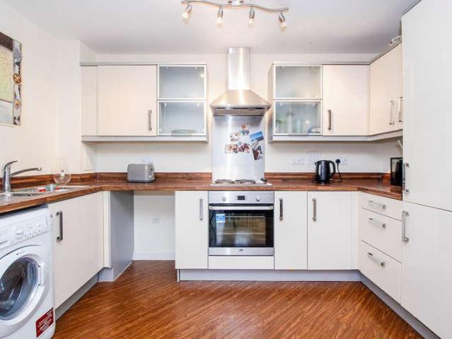 2 bed flat for sale