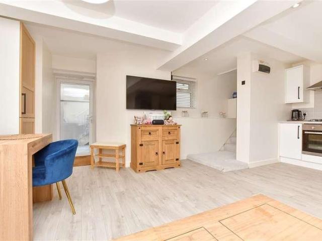 2 bed flat for sale