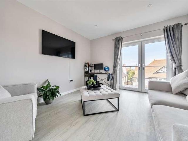 2 bed flat for sale