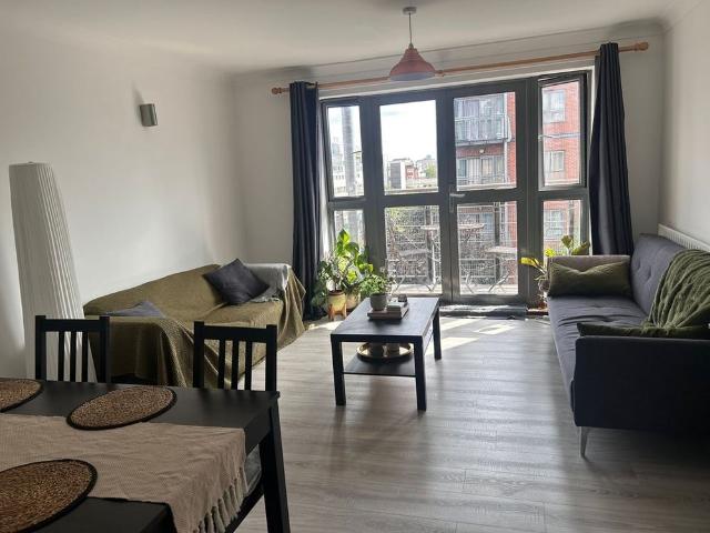 2 Bed Flat, Fraser Court, W12