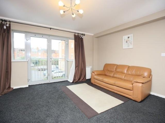2 Bed Flat, Fremington Court, CV1