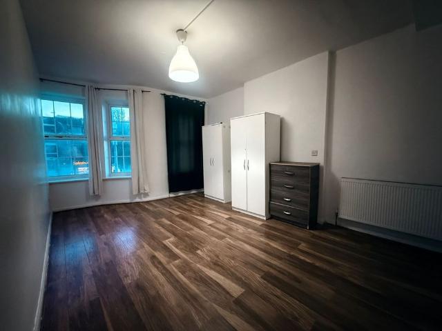 2 Bed Flat, Frinton Mews, IG2