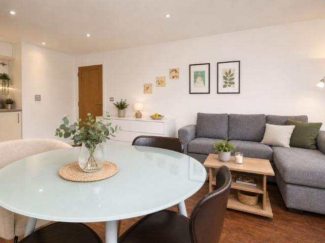 2 Bed Flat, Gardner Court, EC1V