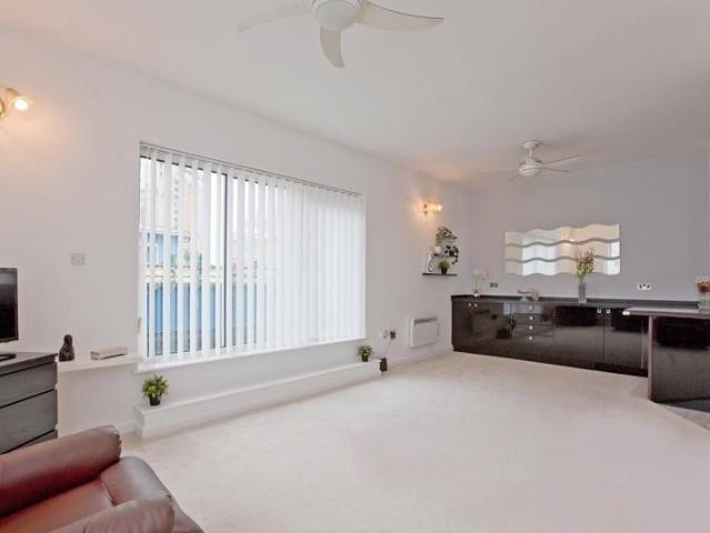 2 Bed Flat, Garland Court, E14