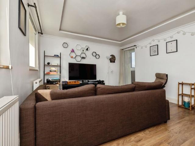 2 Bed Flat, Gillfoot, NW1