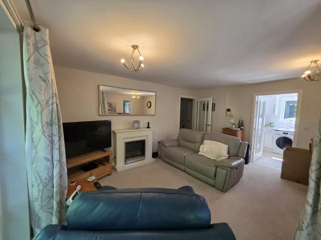 2 Bed Flat, Glade Park Court, L8