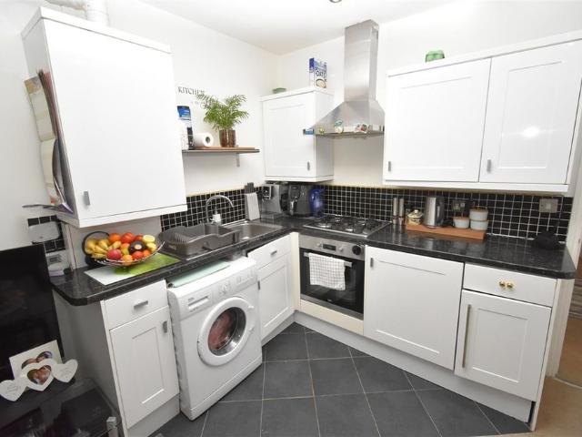 2 Bed Flat, Gleneldon Road, SW16