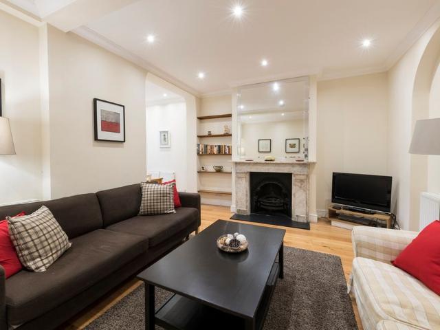 2 Bed Flat, Gloucester Street, SW1V