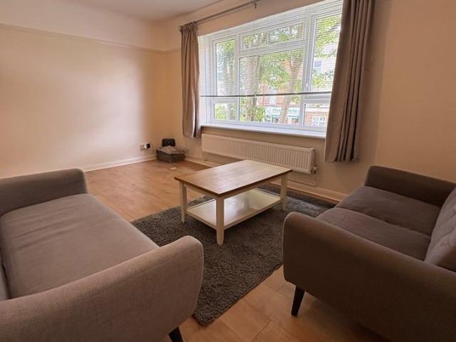 2 Bed Flat, Granville Road, SW18