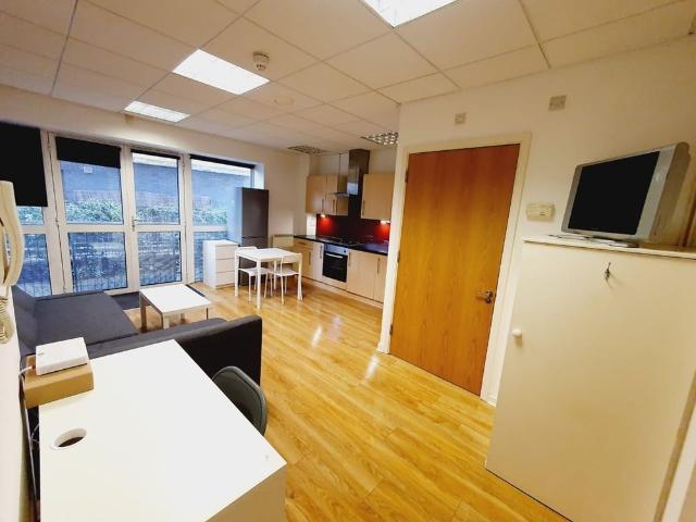 2 Bed Flat, Great Suffolk Street, SE1