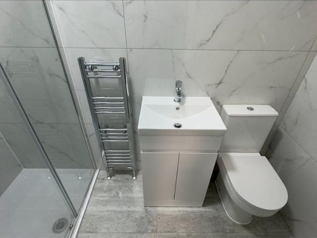 2 Bed Flat, Great West Road, TW8