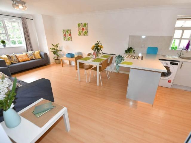 2 Bed Flat, Hadfield Close, M14