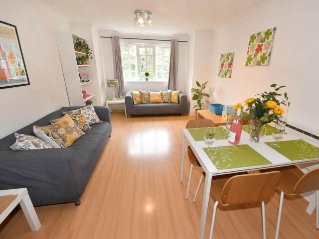 2 Bed Flat, Hadfield Close, M14