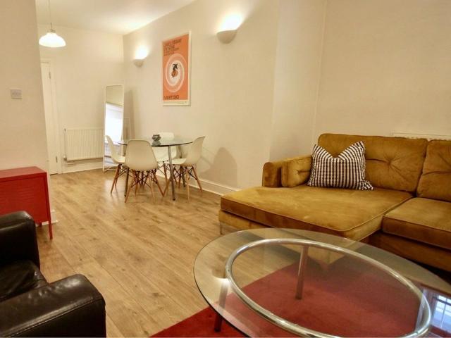 2 Bed Flat, Hampton Court, N1