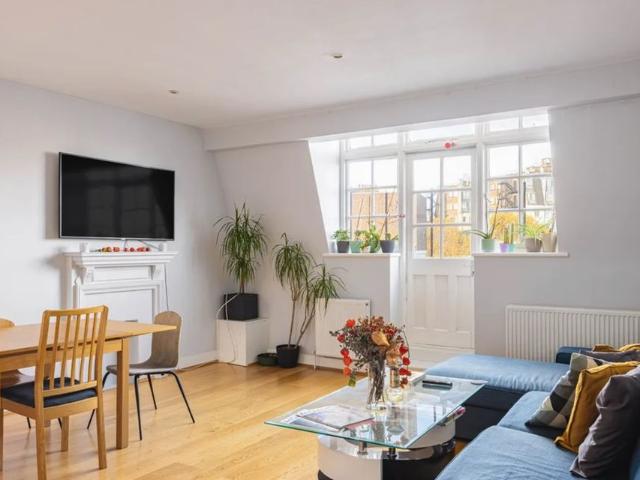 2 Bed Flat, Hans Crescent, SW1X