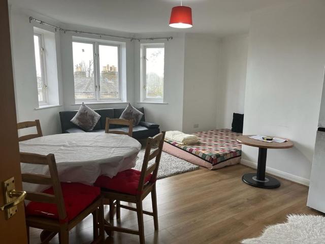 2 Bed Flat, Hanworth Road, TW3