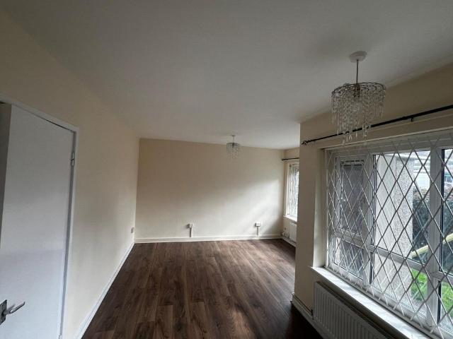 2 Bed Flat, Haslewood Drive, LS9