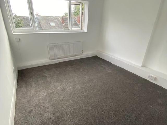 2 Bed Flat, Harehills Avenue, LS8