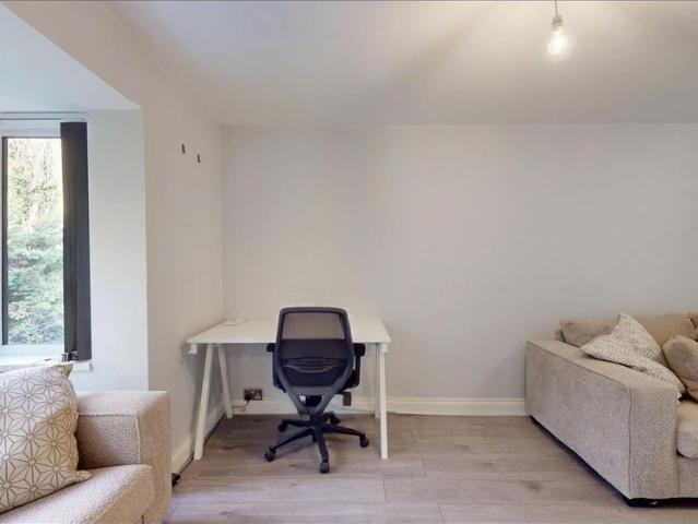 2 Bed Flat, Harp Island Close, NW10