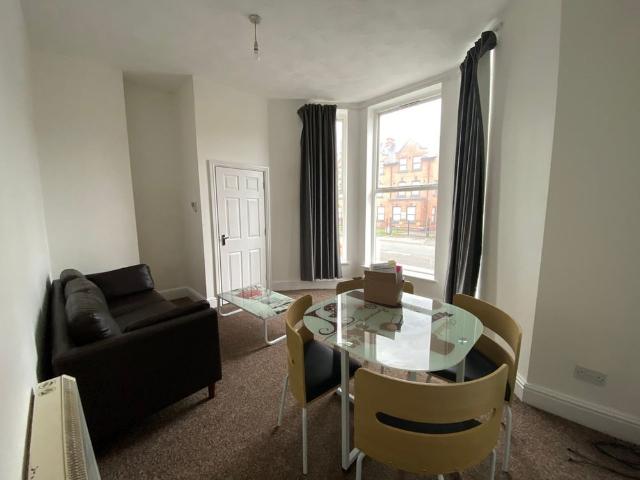 2 Bed Flat, Hathersage Road, M13