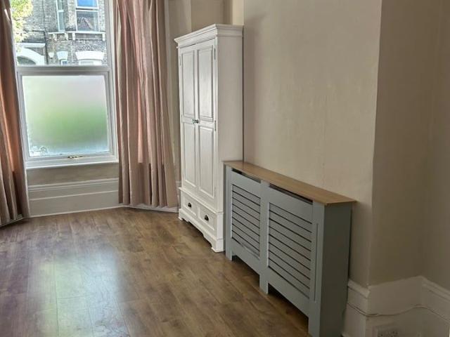 2 Bed Flat, Haycroft Road, SW2