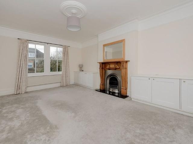 2 Bed Flat, Hazlewell Road, SW15