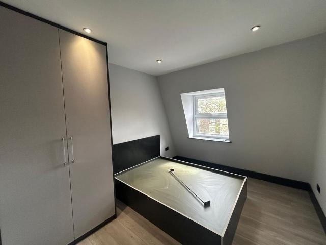 2 Bed Flat, High St, TW3