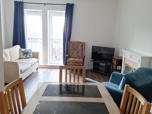 2 Bed Flat, High Street, TW3