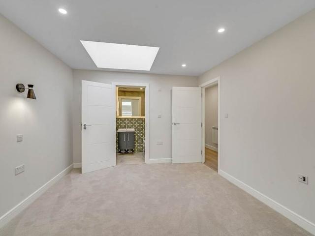 2 Bed Flat, High Road, N12