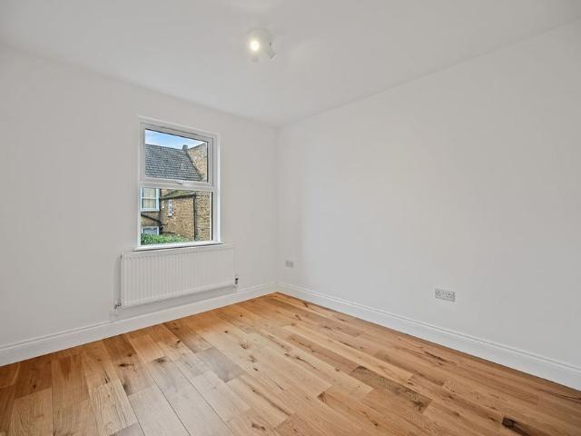 2 Bed Flat, Hiley Road, NW10