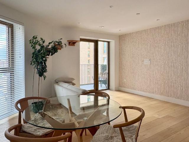 2 Bed Flat, Hive House, TW8
