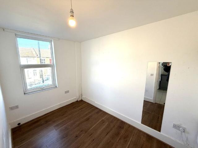 2 Bed Flat, Holmesdale Road, SE25