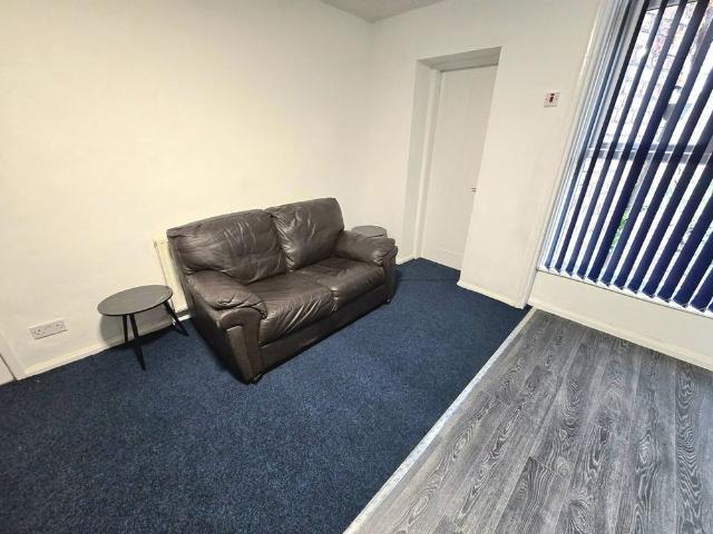 2 Bed Flat, Holly Road, L7