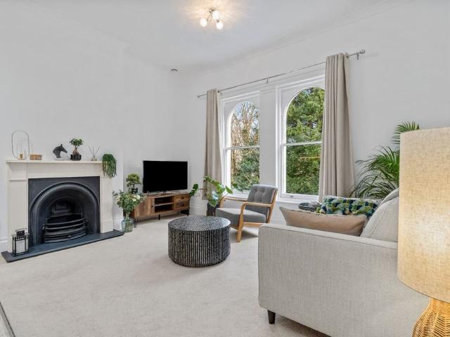2 Bed Flat, Hollingside, SO17