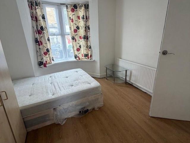 2 Bed Flat, Ickworth Park Road, E17