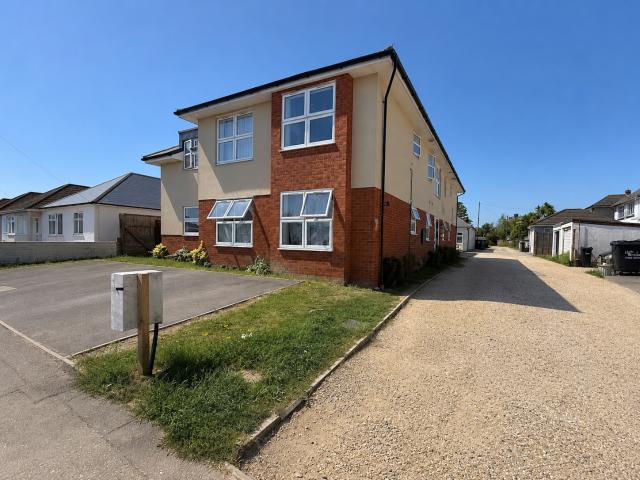 2 bed flat in new milton