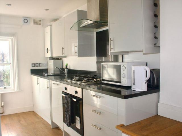2 bed flat in converted Victorian terrace zone 1