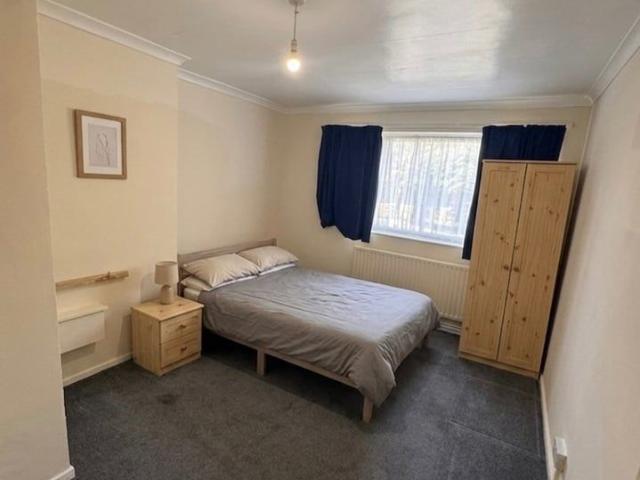 2 Bed Flat, In Hounslow, TW3