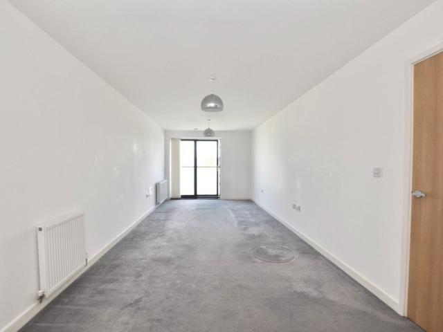 2 bed Flat in Victory Park Road, Addlestone, KT15 2FG